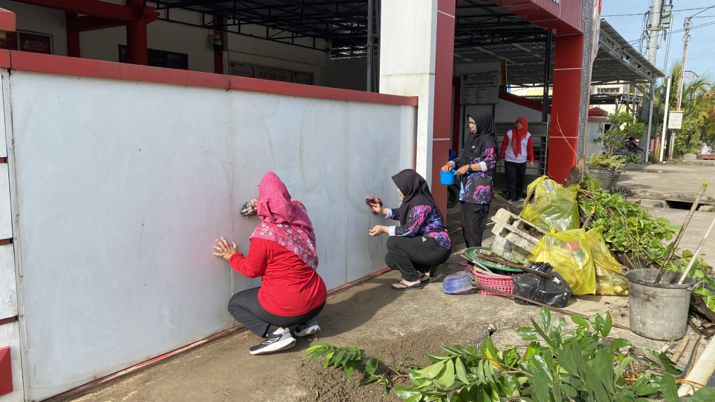 KECAMATAN GELAR GOTONG ROYONG DALAM RANGKA MENDUKUNG KEGIATAN GERAKAN ...